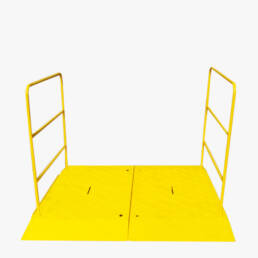 Rampa plástica con refuerzo metálico y barrera de seguridad