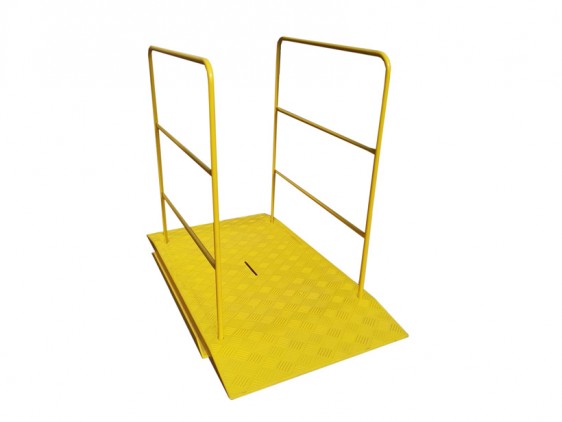 Rampa plástica con refuerzo metálico y barrera de seguridad | Disset Odiseo